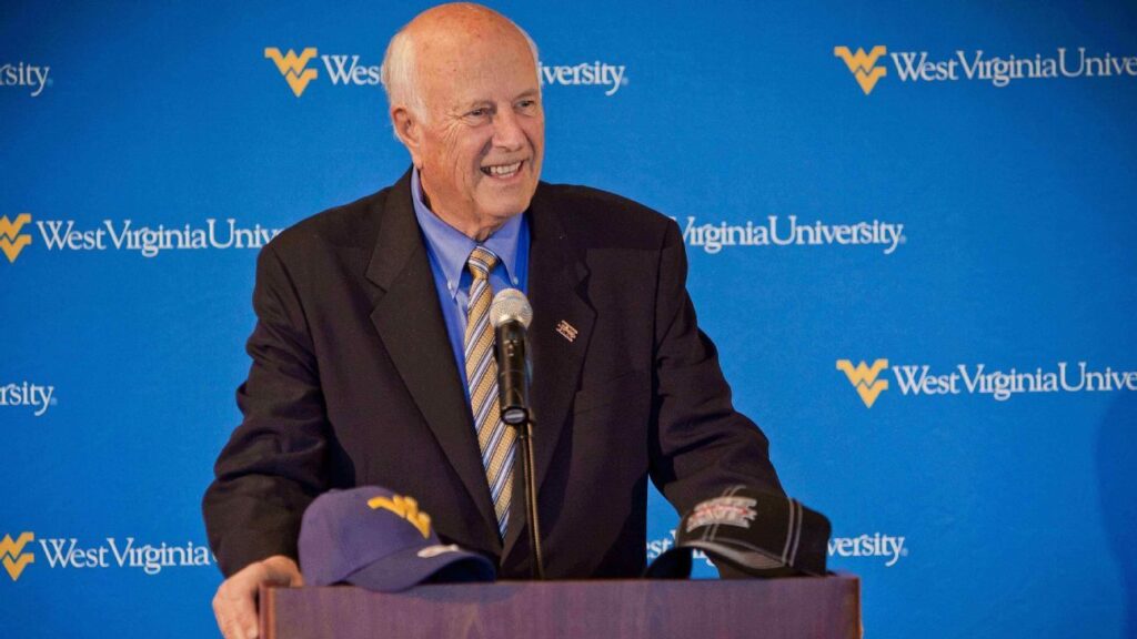 College sports ‘visionary’ Neinas dies at age 93 | CVHD - Citizens'